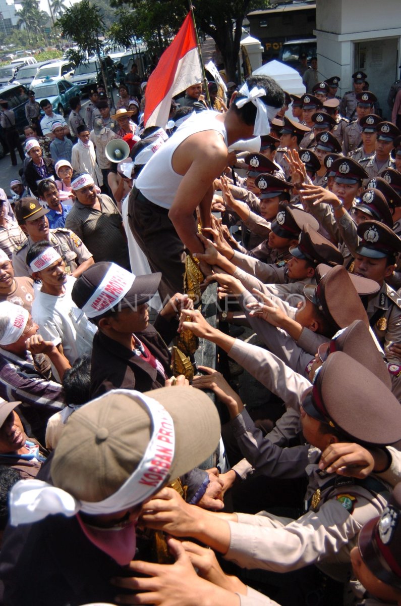 LOMPAT PAGAR | ANTARA Foto LOMPAT PAGAR | ANTARA Foto