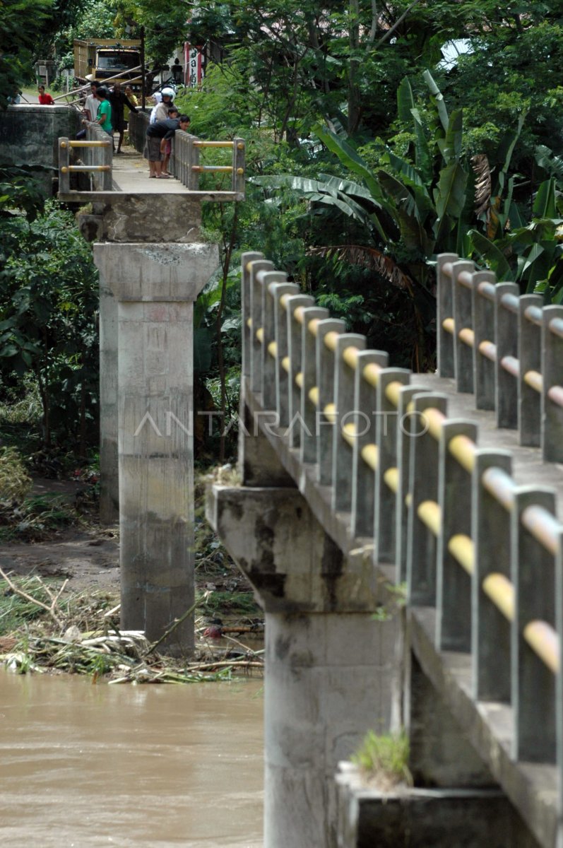 JEMBATAN PUTUS | ANTARA Foto