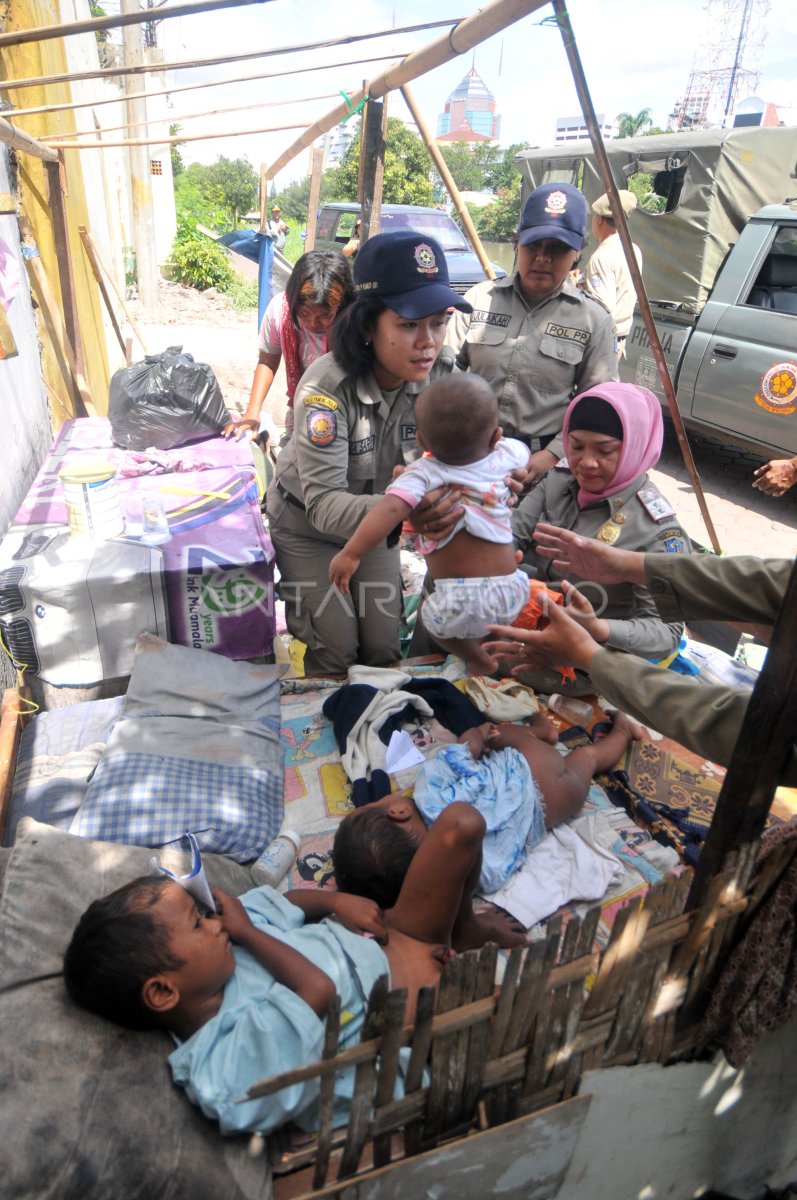PENERTIBAN BANGUNAN LIAR | ANTARA Foto PENERTIBAN BANGUNAN LIAR | ANTARA Foto