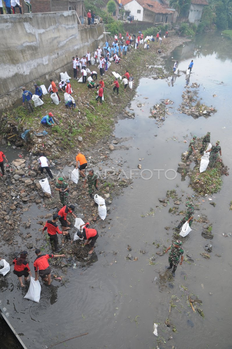 AKSI BERSIH SUNGAI | ANTARA Foto