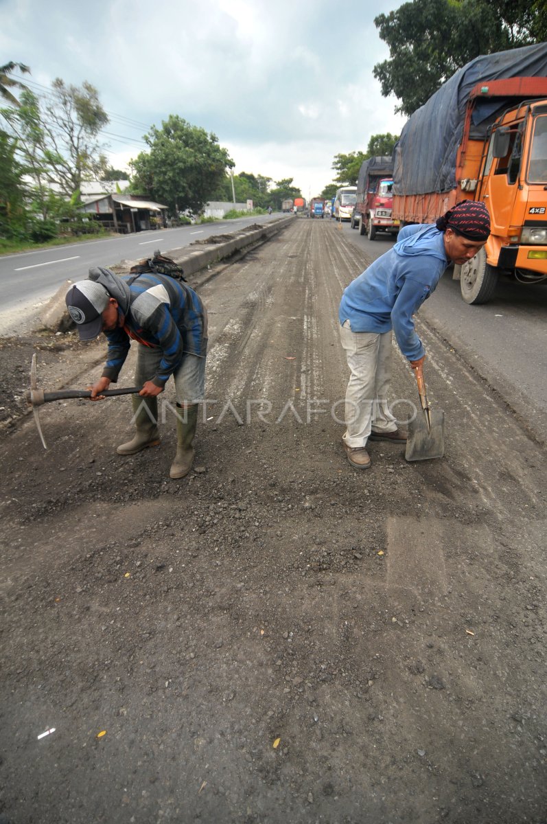 PERBAIKAN JALUR PANTURA | ANTARA Foto