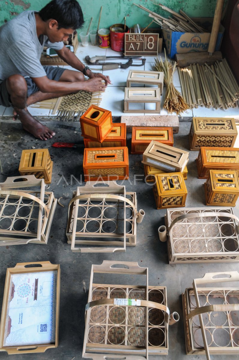 KERAJINAN DARI ANYAMAN BAMBU | ANTARA Foto KERAJINAN DARI ANYAMAN BAMBU | ANTARA Foto