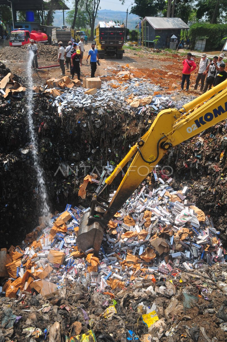 Pemusnahan rokok ilegal di Kudus | ANTARA Foto
