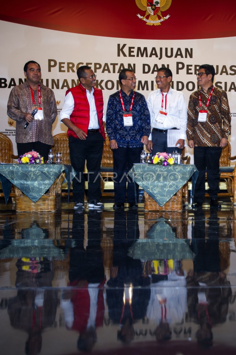 REFLEKSI TIGA TAHUN MP3EI | ANTARA Foto REFLEKSI TIGA TAHUN MP3EI | ANTARA Foto