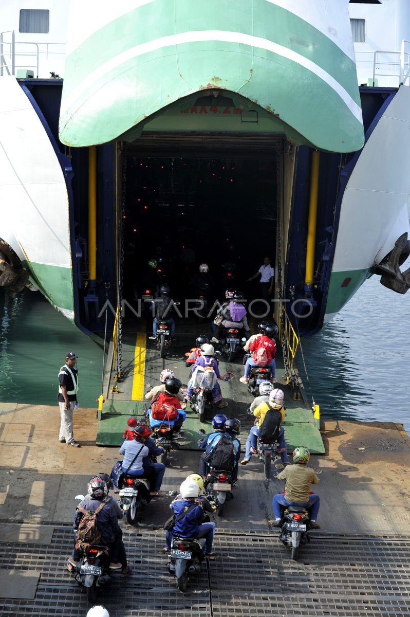PEMUDIK MOTOR DI PELABUHAN PENYEBERANGAN MERAK | ANTARA Foto PEMUDIK MOTOR DI PELABUHAN PENYEBERANGAN MERAK | ANTARA Foto