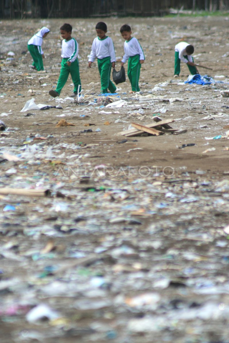 PANTAI PENUH SAMPAH | ANTARA Foto PANTAI PENUH SAMPAH | ANTARA Foto