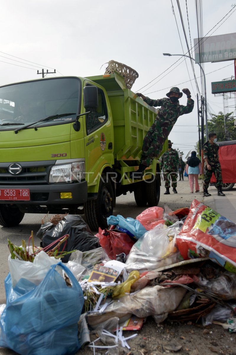 TNI ATASI KRISIS SAMPAH PEKANBARU | ANTARA Foto