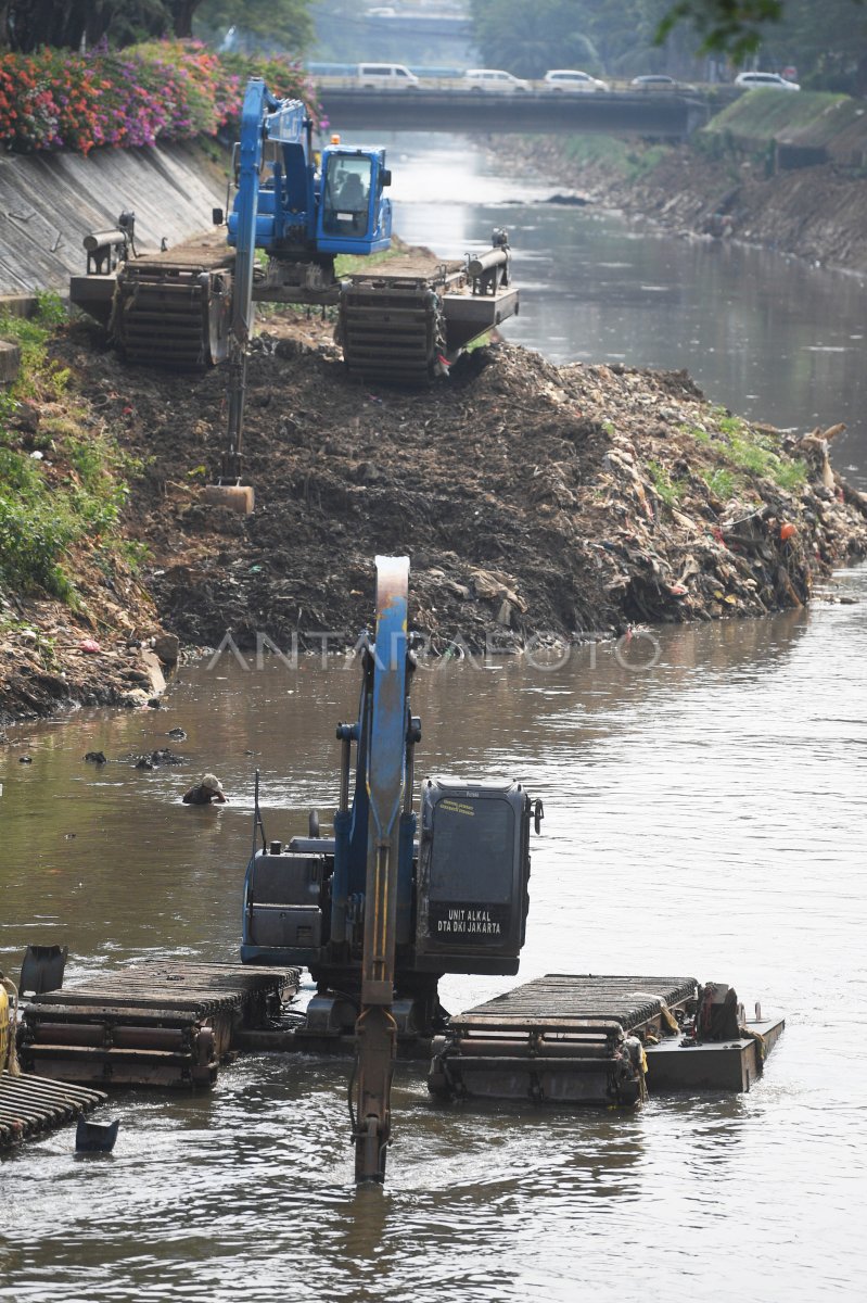 Pengerukan Kali Ciliwung | ANTARA Foto