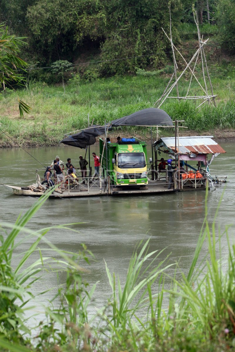 PERAHU BAWA TRUK KEDIRI | ANTARA Foto PERAHU BAWA TRUK KEDIRI | ANTARA Foto