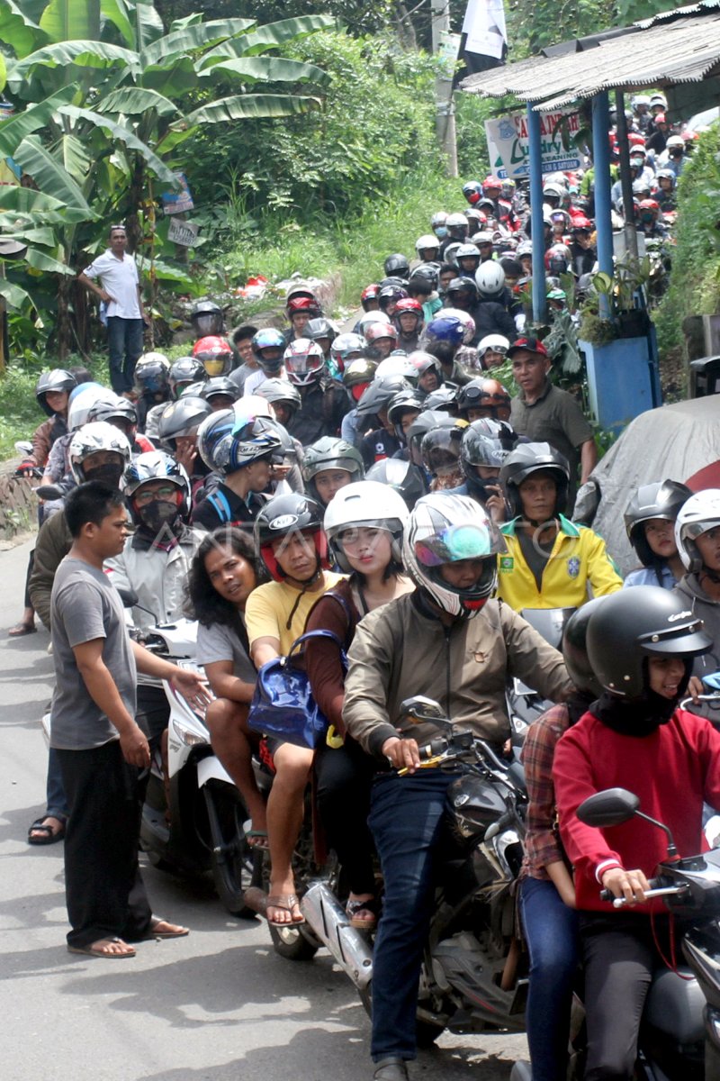 JALUR ALTERNATIF PUNCAK MACET | ANTARA Foto