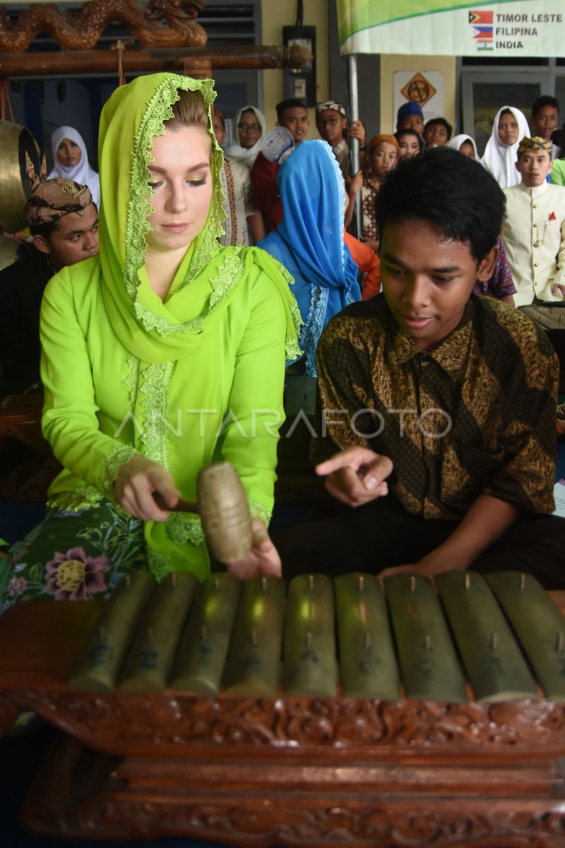 BEASISWA SENI DAN BUDAYA INDONESIA | ANTARA Foto BEASISWA SENI DAN BUDAYA INDONESIA | ANTARA Foto