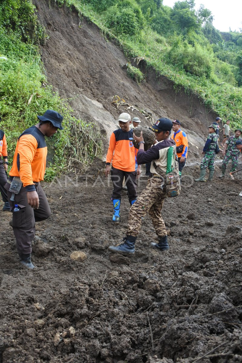 PEMBERSIHAN MATERIAL LONGSOR | ANTARA Foto