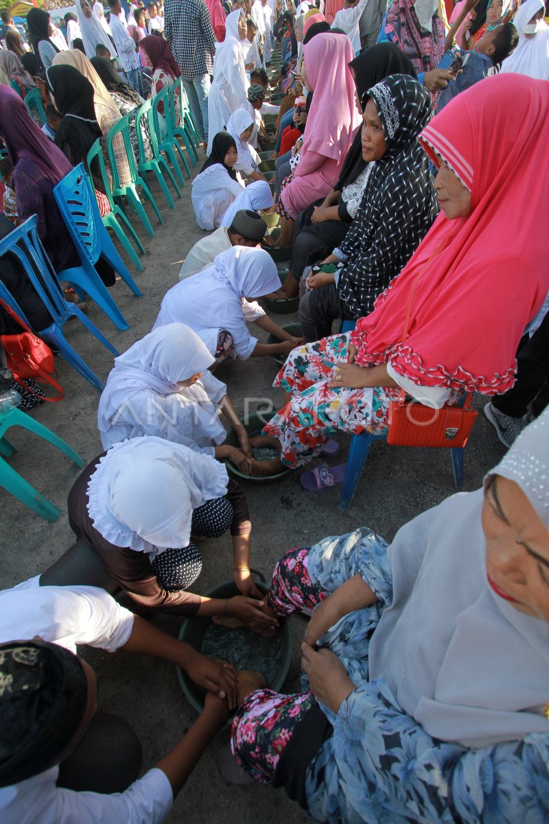 TRADISI BASUH KAKI IBU | ANTARA Foto TRADISI BASUH KAKI IBU | ANTARA Foto
