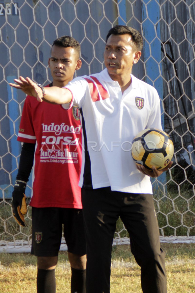COACHING CLINIC WIDODO C PUTRO | ANTARA Foto COACHING CLINIC WIDODO C PUTRO | ANTARA Foto