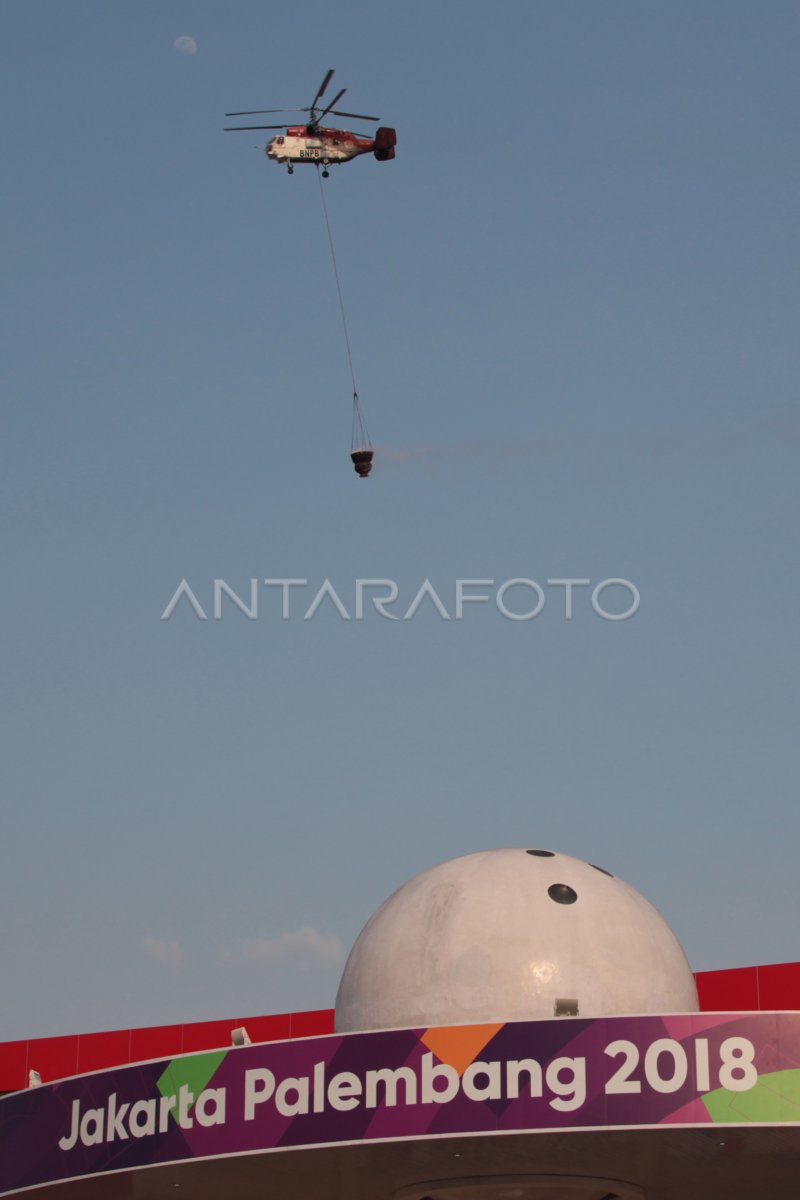 PADAMKAN KEBAKARAN LAHAN | ANTARA Foto