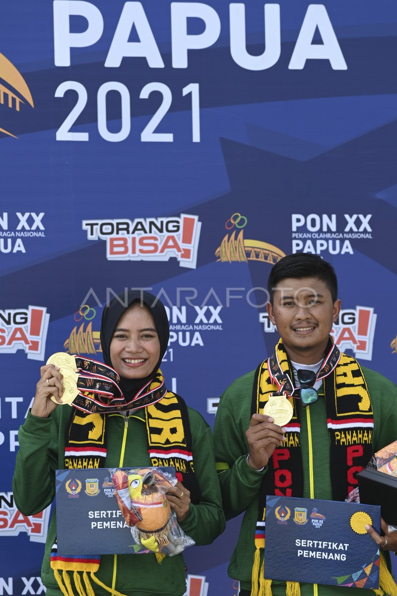 PERAIH MEDALI EMAS PANAHAN NOMOR RECURVE MIXED TEAM PON PAPUA | ANTARA Foto