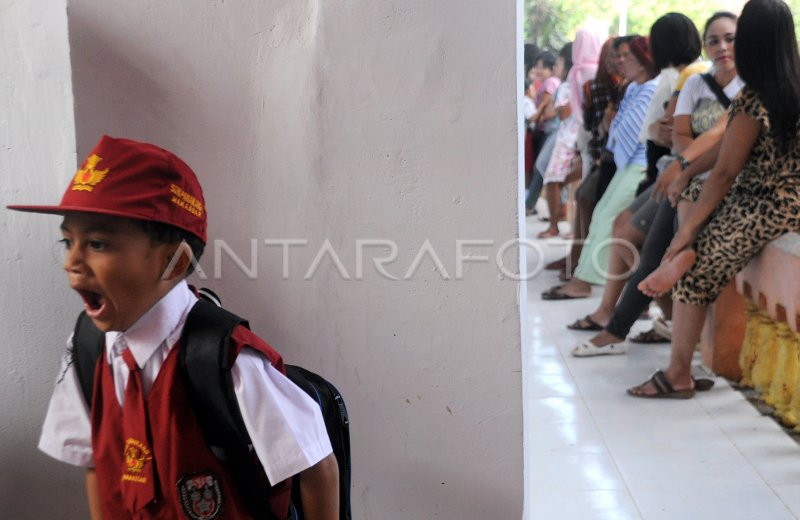 HARI PERTAMA MASUK SEKOLAH | ANTARA Foto