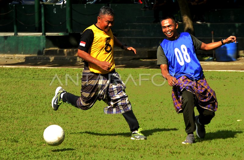 Sepak bola tangan pakai sarung | ANTARA Foto Sepak bola tangan pakai sarung | ANTARA Foto