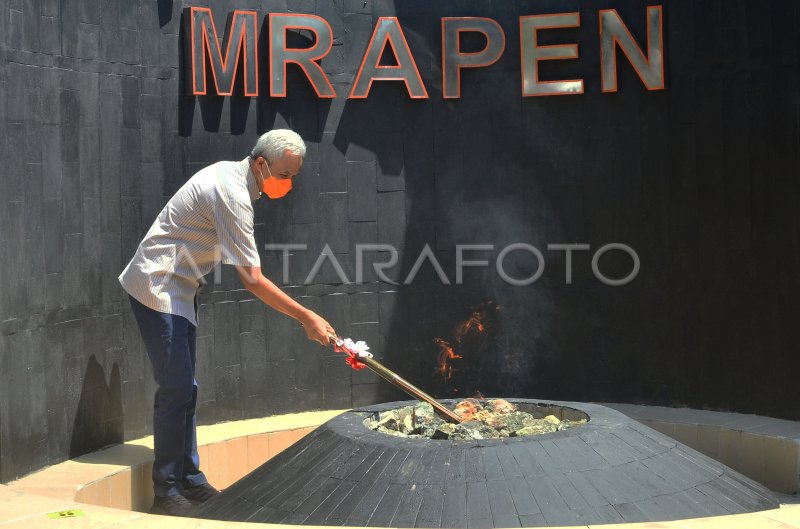 MENYALAKAN KEMBALI API ABADI MRAPEN | ANTARA Foto