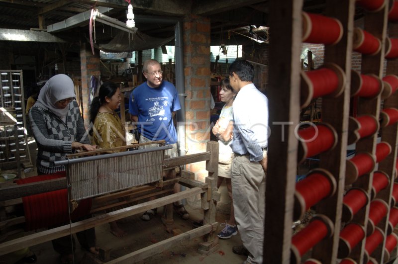 WISMAN WISATA TENUN | ANTARA Foto