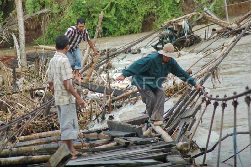 JEMBATAN RUNTUH | ANTARA Foto JEMBATAN RUNTUH | ANTARA Foto