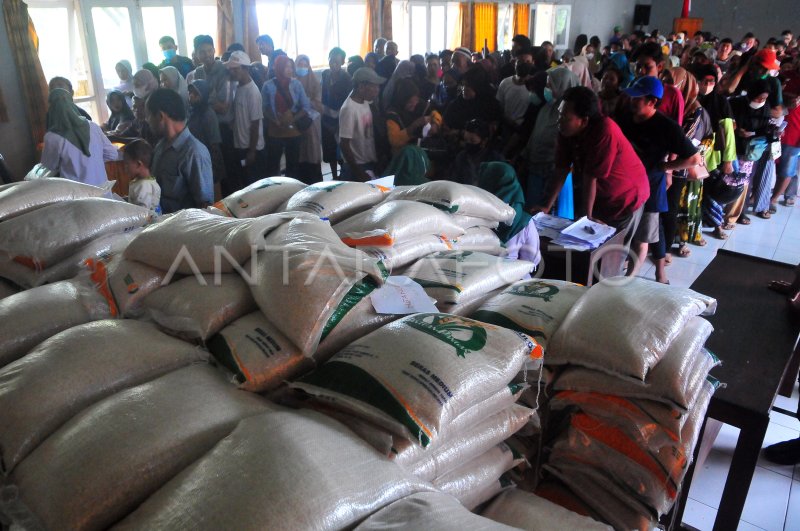 PENYALURAN BANTUAN CADANGAN BERAS PEMERINTAH DI KUDUS | ANTARA Foto PENYALURAN BANTUAN CADANGAN BERAS PEMERINTAH DI KUDUS | ANTARA Foto
