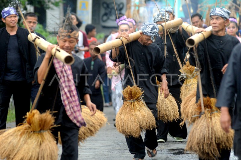 SEREN TAUN KAMPUNG SINDANG BARANG | ANTARA Foto