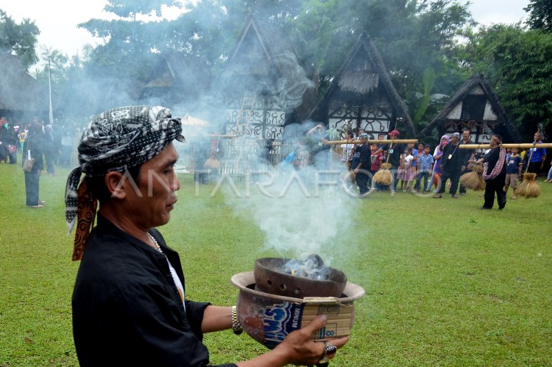 SEREN TAUN KAMPUNG SINDANG BARANG | ANTARA Foto