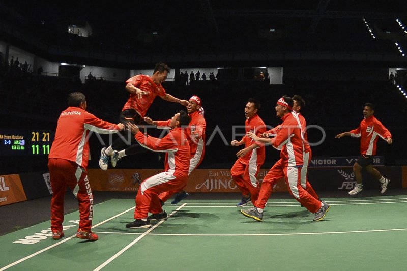 EMAS BULU TANGKIS BEREGU PUTRA | ANTARA Foto