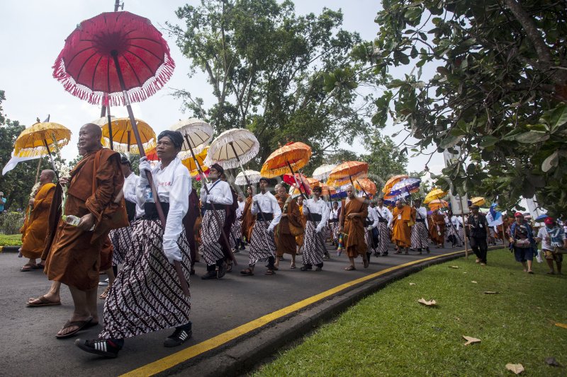 PROSESI KIRAB WAISAK DI BOROBUDUR | ANTARA Foto