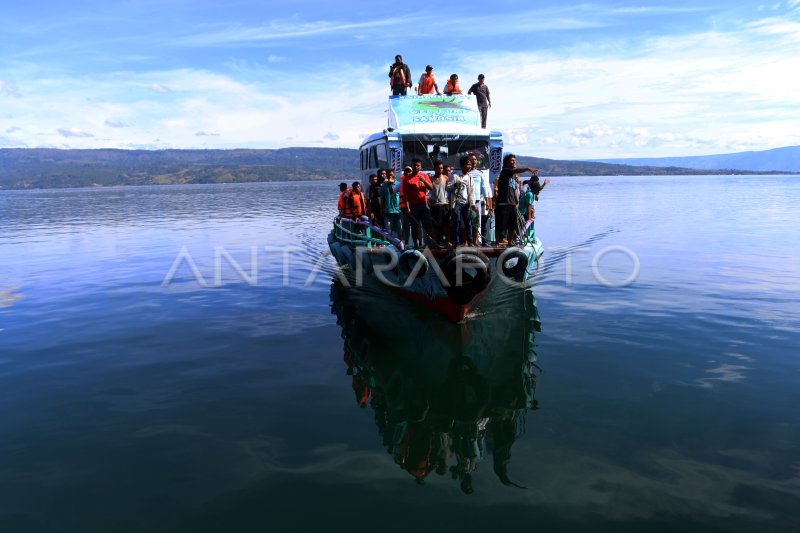 KAPAL MOTOR DANAU TOBA | ANTARA Foto