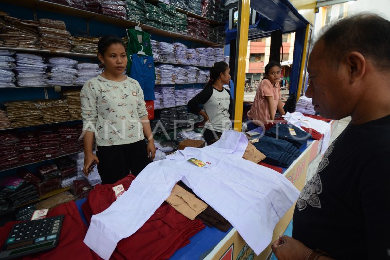 PERMINTAAN SERAGAM SEKOLAH | ANTARA Foto PERMINTAAN SERAGAM SEKOLAH | ANTARA Foto