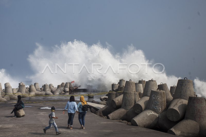 Gelombang Tinggi Laut Selatan Diy Antara Foto