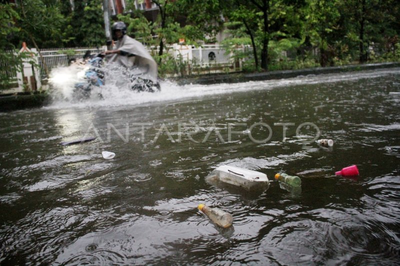 Banjir Akibat Curah Hujan Tinggi Di Makassar Antara Foto