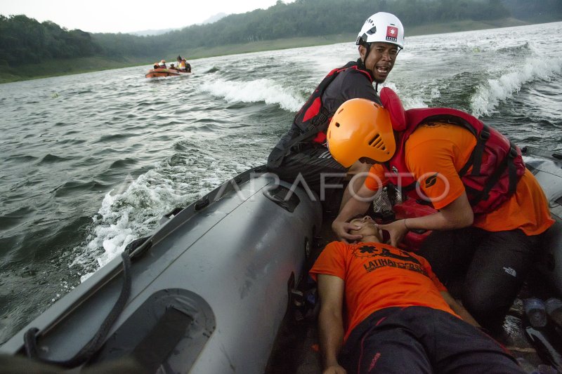 MENJADI PAHLAWAN KEMANUSIAAN DI PERAIRAN | ANTARA Foto