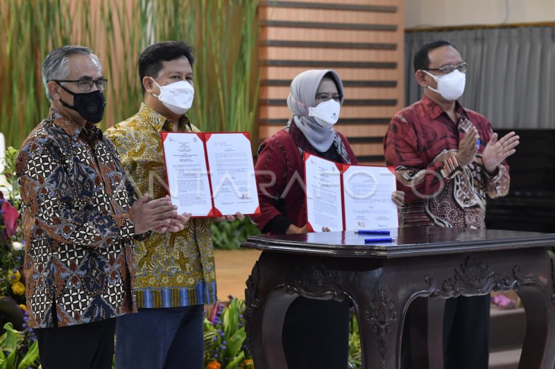 KERJA SAMA OJK DENGAN UNAIR | ANTARA Foto KERJA SAMA OJK DENGAN UNAIR | ANTARA Foto