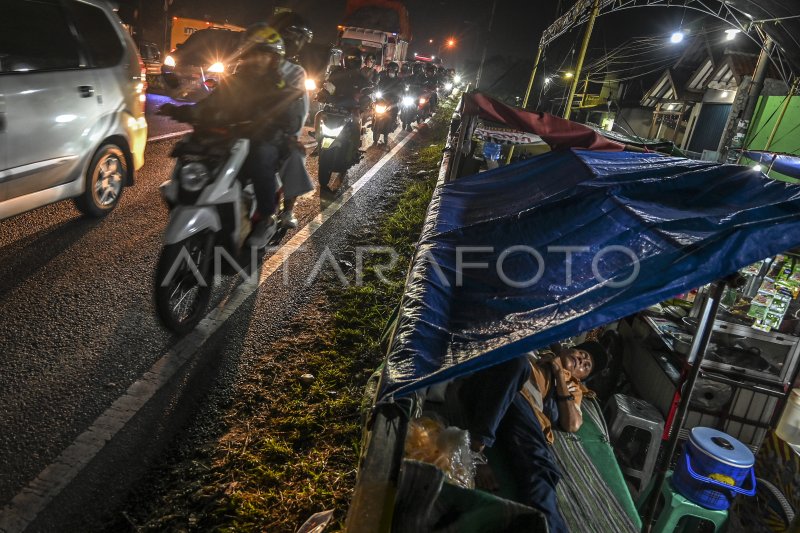ARUS MUDIK MOTOR DI SIMPANG JOMIN | ANTARA Foto