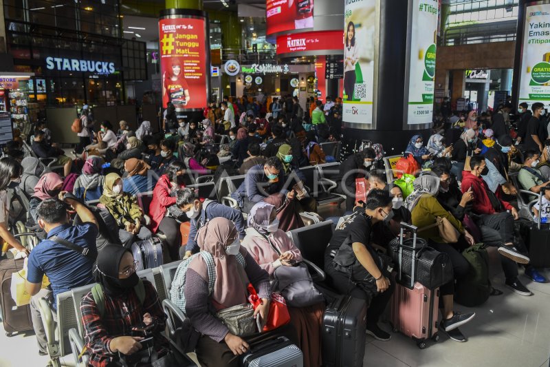 PUNCAK ARUS MUDIK KERETA API | ANTARA Foto