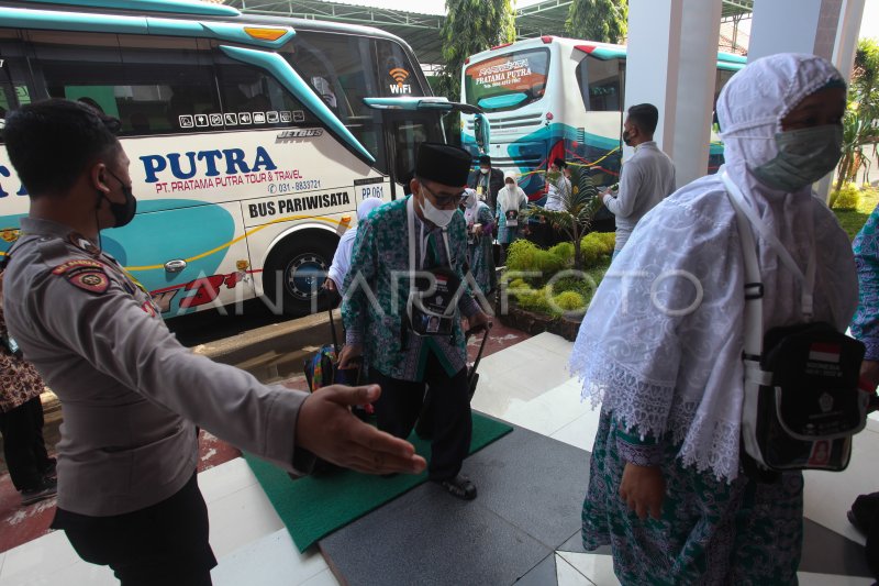 JAMAAH CALON HAJI PEMBERANGKATAN DARI ASRAMA HAJI SURABAYA | ANTARA Foto JAMAAH CALON HAJI PEMBERANGKATAN DARI ASRAMA HAJI SURABAYA | ANTARA Foto