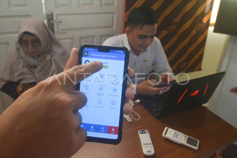 AKTIVASI PENGGUNAAAN IDENTITAS KEPENDUDUKAN DIGITAL | ANTARA Foto