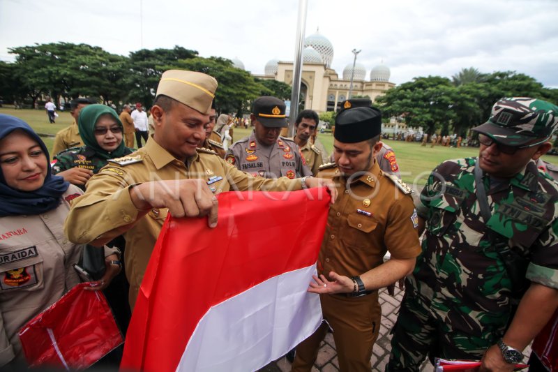 GERAKAN PEMBAGIAN 10 JUTA BENDERA MERAH PUTIH | ANTARA Foto