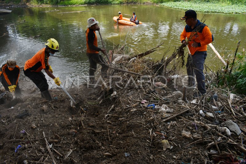 PEMBERSIHAN SAMPAH MENYANGKUT DI SUNGAI MADIUN | ANTARA Foto