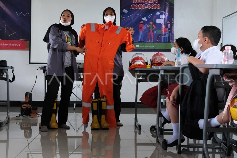 EDUKASI TENTANG TUGAS PEMADAM KEBAKARAN DI HUTAN | ANTARA Foto EDUKASI TENTANG TUGAS PEMADAM KEBAKARAN DI HUTAN | ANTARA Foto