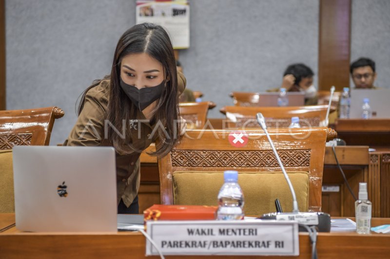 RAPAT KERJA KEMENPAREKRAF DENGAN KOMISI X DPR | ANTARA Foto
