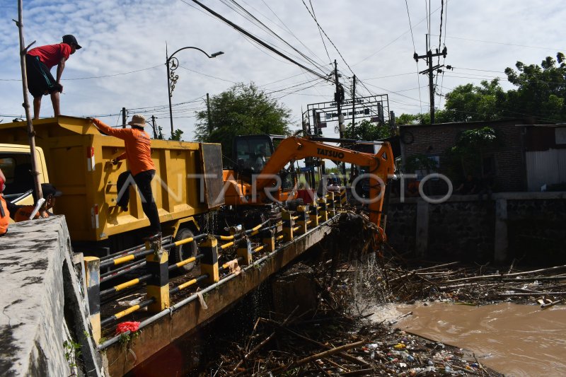 PEMBERSIHAN SAMPAH SUNGAI DI MADIUN | ANTARA Foto