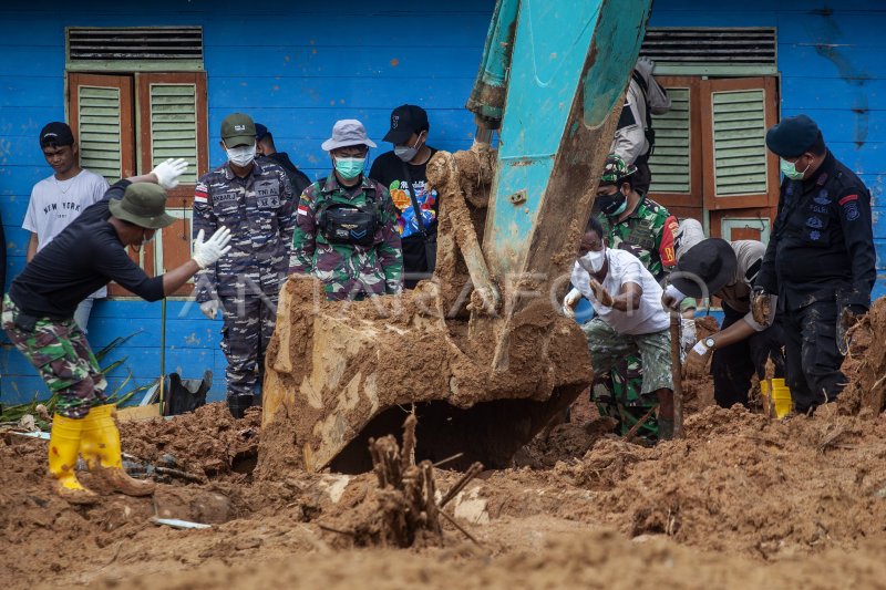 Pencarian Korban Longsor Serasan Gunakan Alat Berat Antara Foto