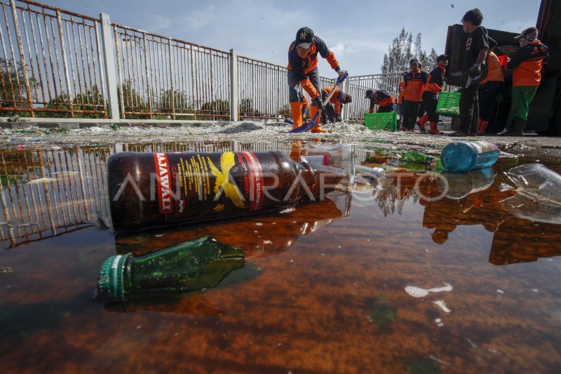 PEMUSNAHAN MIRAS JELANG IDUL FITRI | ANTARA Foto PEMUSNAHAN MIRAS JELANG IDUL FITRI | ANTARA Foto