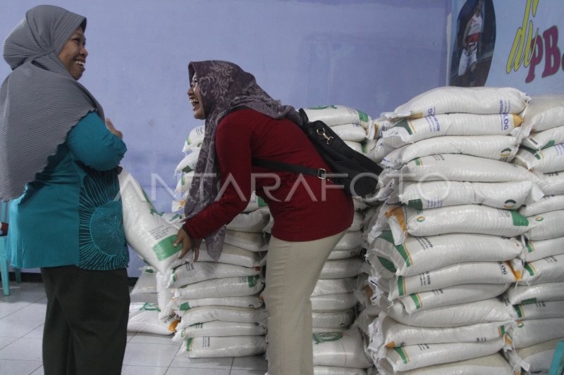 Penyaluran bantuan pangan tahap ketiga di Malang | ANTARA Foto Penyaluran bantuan pangan tahap ketiga di Malang | ANTARA Foto