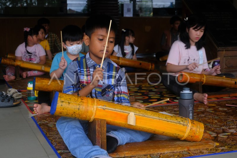 Belajar alat musik Silotuang di Museum Kalbar | ANTARA Foto Belajar alat musik Silotuang di Museum Kalbar | ANTARA Foto