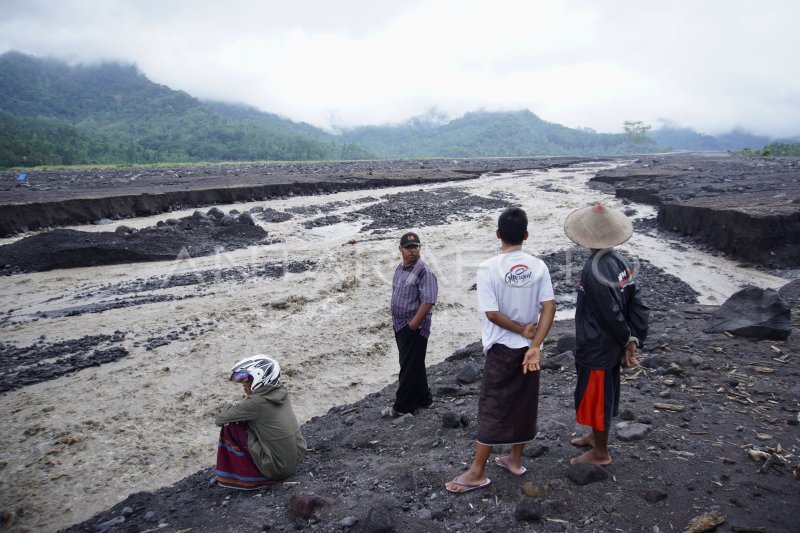 Perbaikan jalur aliran lahar hujan Gunung Semeru | ANTARA Foto Perbaikan jalur aliran lahar hujan Gunung Semeru | ANTARA Foto